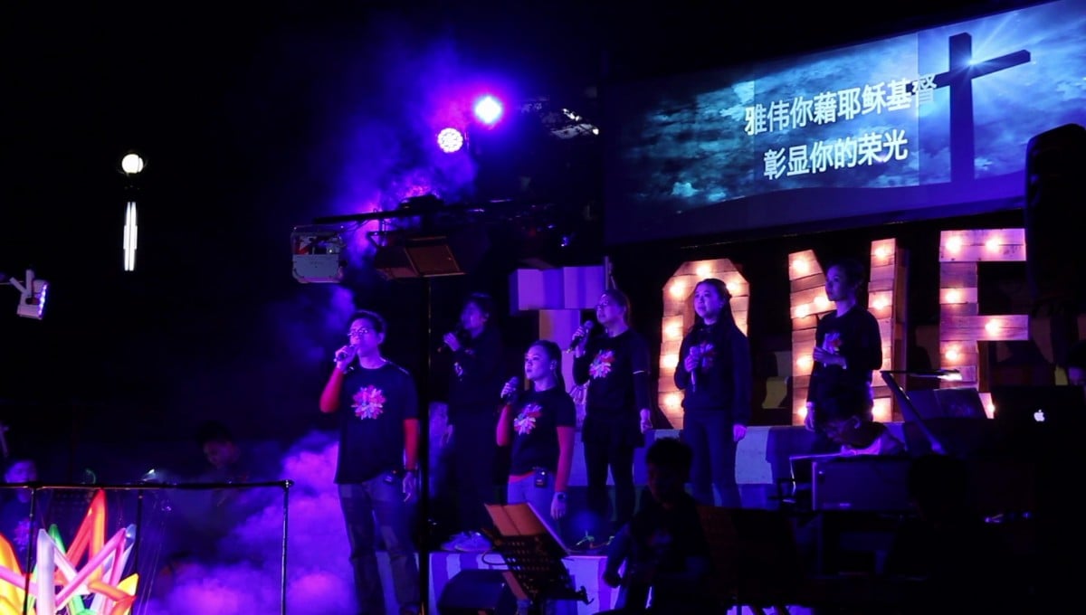 雅伟荣耀的光已彰显(现场版) – FYDT 福音电台